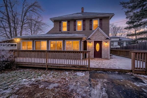 Swan Lake Large Family Cabin With Lake Views And Outdoor Fire Pit - Bethel, NY