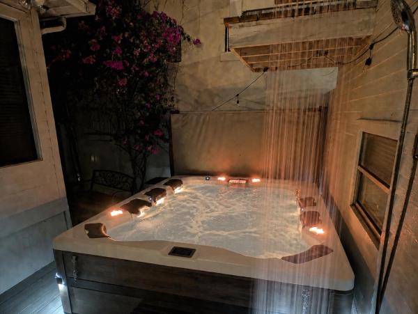 King Fireplace Hot Tub Downtown Tampa - Tampa, FL