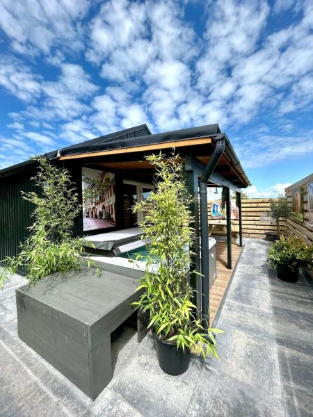 Cozy Chalet With Private Jacuzzi And Home Cinema Between Amsterdam Haarlem And Schiphol Airport - Hoofddorp