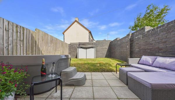 Anchors Aweigh - 2 Bedroom - New Hedges - England