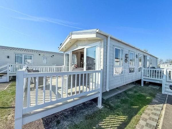 Beautiful Caravan With Decking Wifi At St Osyth Beach Holiday Park Ref 28077dw - Brightlingsea