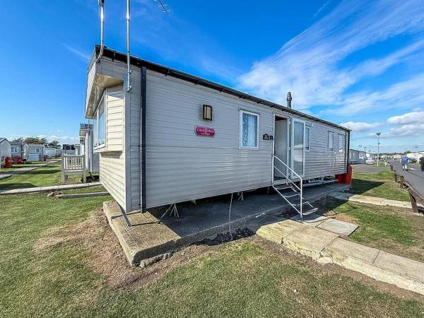 Lovely 6 Berth Caravan At St Osyth Beach Holiday Park In Essex Ref 28035fi - Brightlingsea