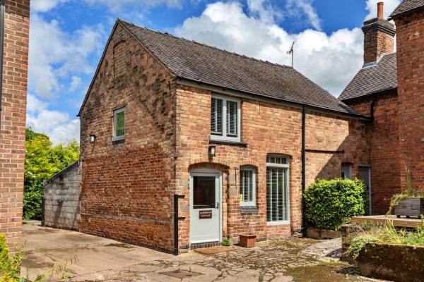 Finest Retreats - Farmhouse Cottage, Nether Burrows - Derby, UK
