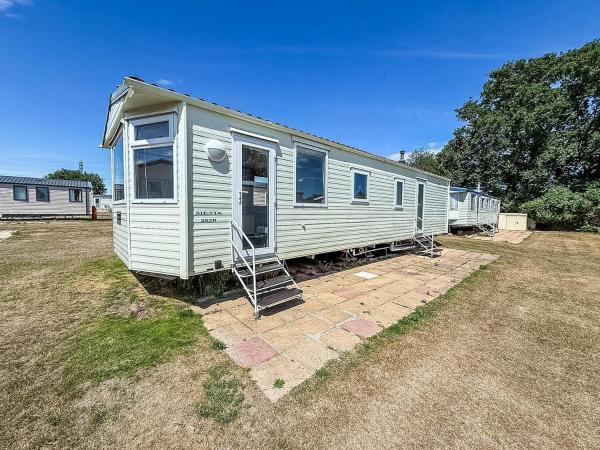 Homely Dog-friendly Caravan At Valley Farm In Essex, Ref 46633v - Frinton-on-Sea