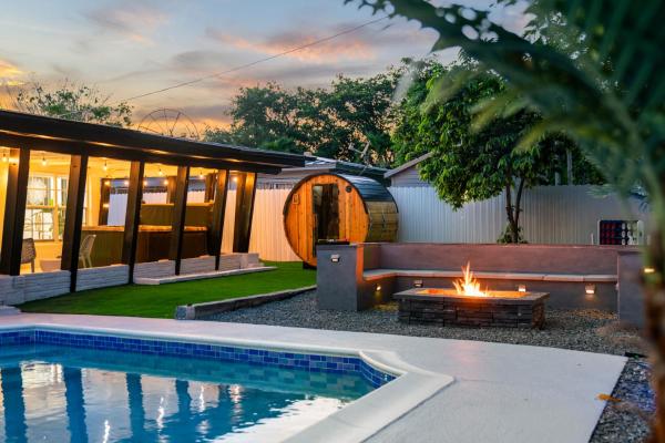 Resort-style Miami Home Pool Sauna & Jaccuzi - Miami Beach, FL