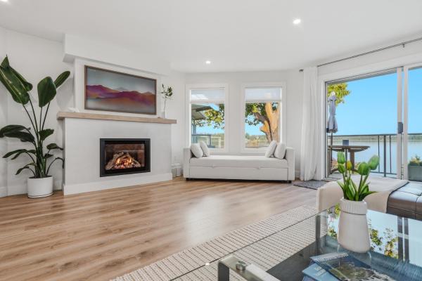 High Tide Suite - Modern Oceanfront Escape With Spa-like Bath, Resort Pool & Hot Tub - Parksville