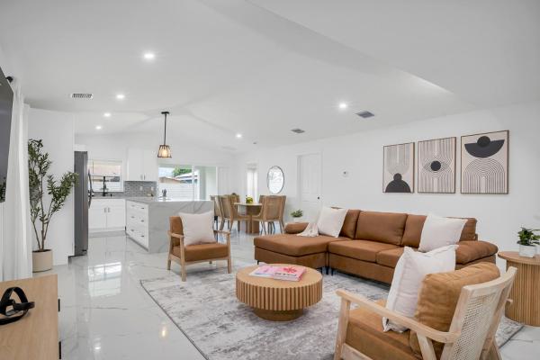 Modern And Luxurious Villa In West Palm Beach - Palm Springs, FL