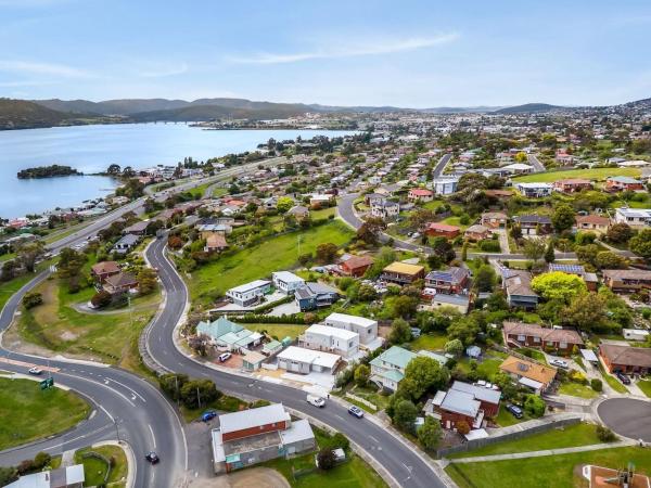 Stylish Rosetta River Escape - Hobart