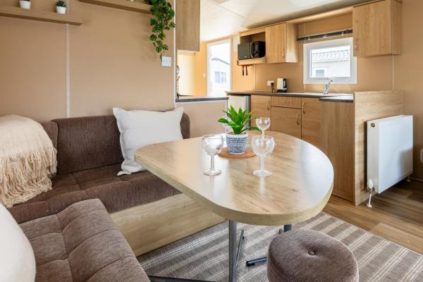 2br Family Caravan With On Site Facilities - Heacham