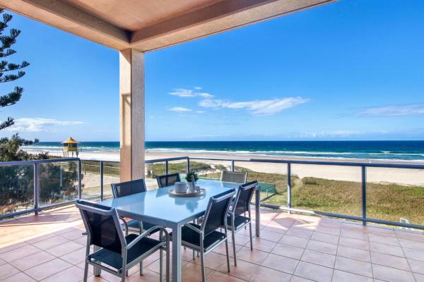 Beachfront Escape - Whale Watching - Broadbeach