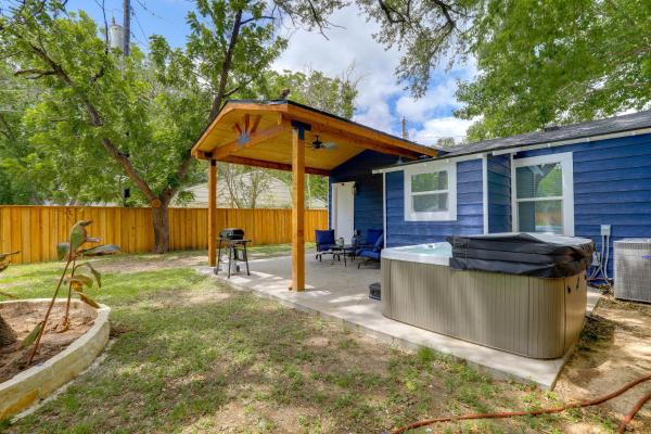 Rex's Place | Walk To Square Granbury Gem - Granbury, TX