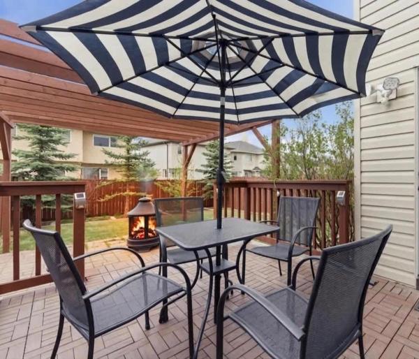 King Bed 75 Min Banff Backyard And Wood Fire Bbq - Calaway Park