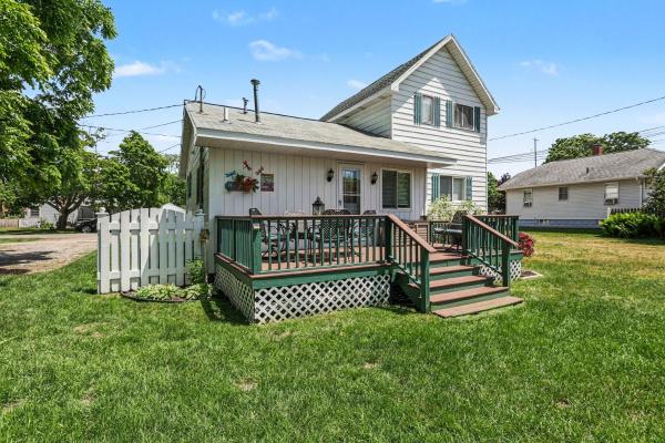 Cozy Downtown Cottage Near Beach And Pier - Tawas City, MI