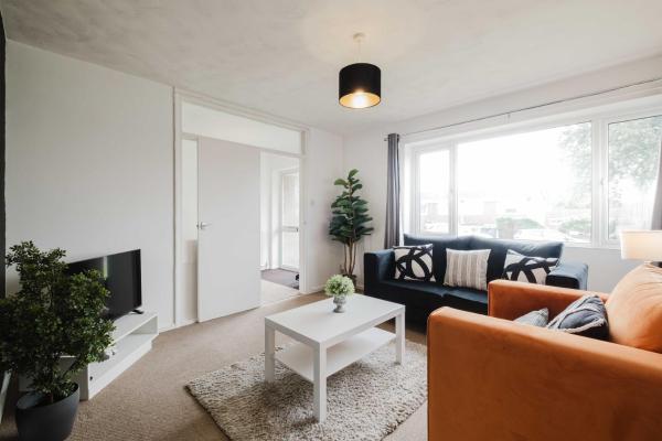 Spacious 3 Bedroom Home With Free Parking - Northampton