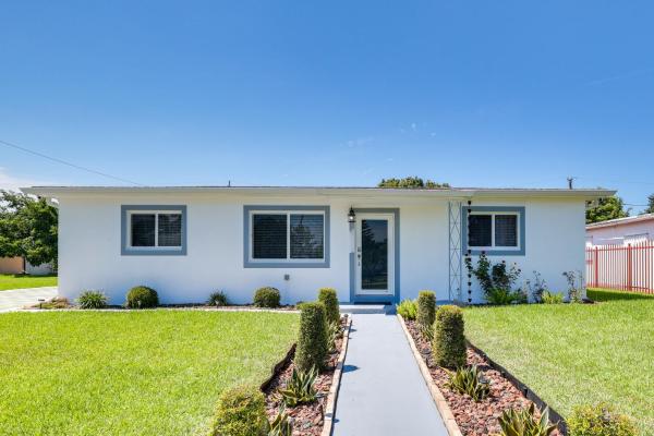 Close To Hard Rock Stadium! Group Getaway W/ Yard - Pembroke Pines, FL