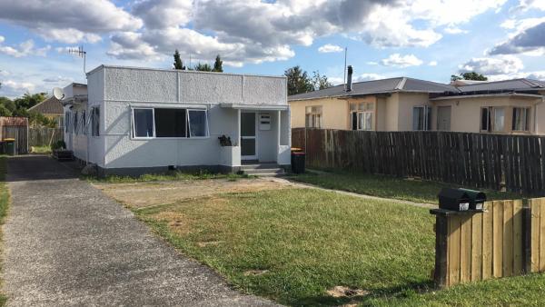 3 Double And 2 Single Sofa Beds Studio - ロトルア
