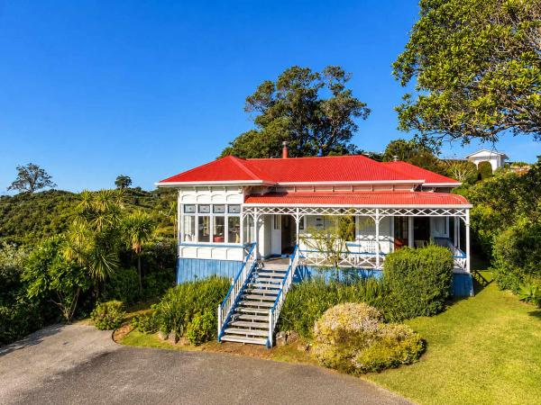 Crescent Villa - Stay Waiheke - Waiheke Island