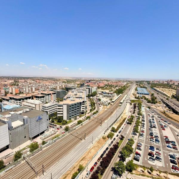 Living Con Terraza Y Parking Para 8 En Sanchinarro - Madrid