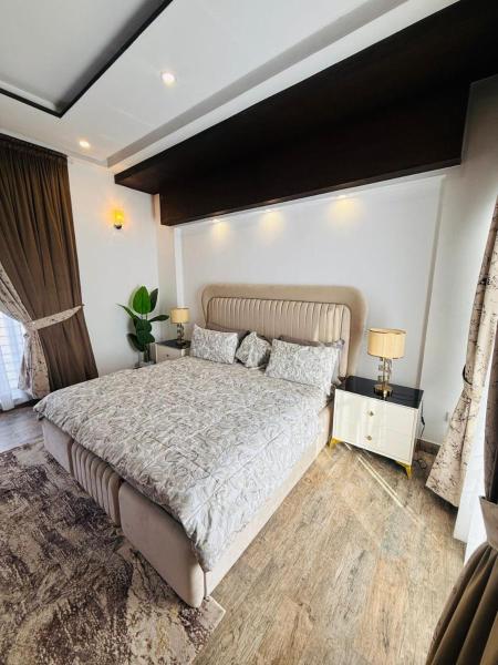 3bhk 1kanal Luxury Villa, Jaccuzi, Kitchen, Garden In Dha Phase 4 Lahore - Lahore