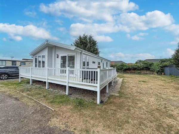 Stunning 4 Berth Lodge With Decking At Breydon Water In Norfolk Ref 10094b - Beccles