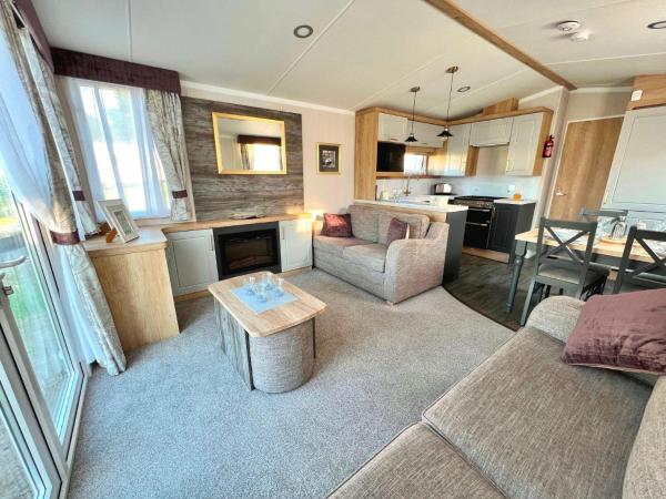 Modern 8 Berth Caravan With Decking At Naze Marine Park, Ref 17006tw - Walton-on-the-Naze