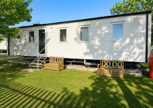 Lovely Caravan At Highfield Grange Holiday Park, Essex Ref 26401e - Clacton-on-Sea