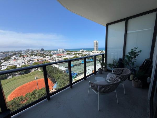Steps From The Beach - Stylish Condo With Pool - Miami Beach, FL