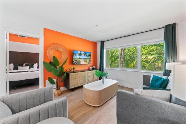Private Beach Path, Pool & Hot Tub, Sleeps 6 - Deerfield Beach, FL