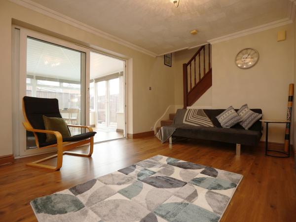Tudor House By N And N Stays, 3 Bedroom House In Neath With Private Parking, Perfect For Contractors, Corporate Stays Or Families Visiting South Wales, Long Stays Welcome - Swansea