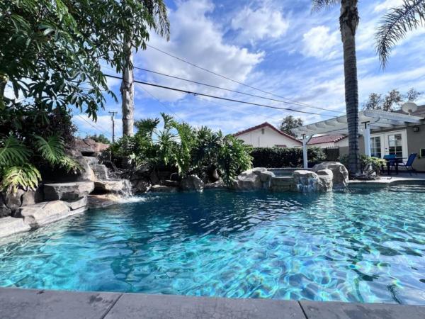 Incredible 5 Bedroom, 4 Bath, Rock Pool & Jacuzzi Home, 1/2 Mile Walk To Disney - Anaheim