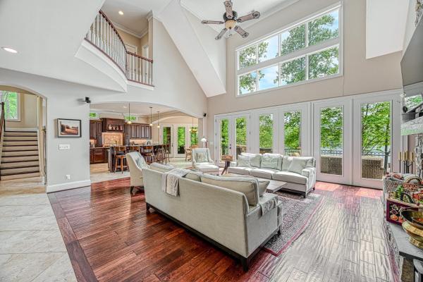 Spacious Waterfront House With Private Hot Tub, Sauna, Pool Table - Lake Anna, VA
