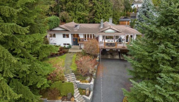 Cozy North Shore Retreat With Fireplace & Patio - Burnaby