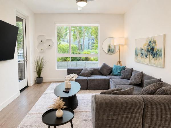 Charming 2br Retreat Pool Gym 10min To Disneyland - Costa Mesa, CA