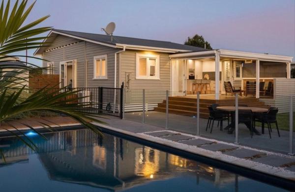 Character Villa Oasis - Pool & Beach - Waihi Beach