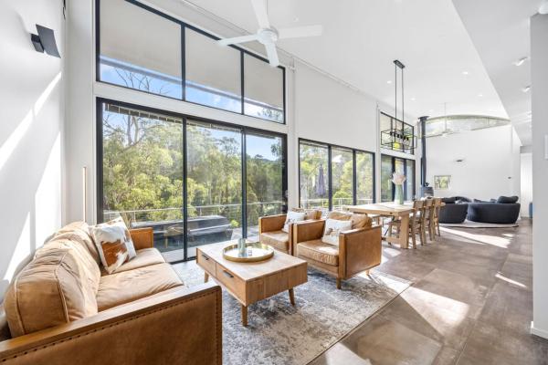 Riverfront Alpine Retreat - Mt Buller Gateway - Sleeps 10 - Mount Buller