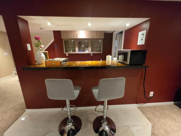 Executive Bright & Cozy Basement Suit West Side - Edmonton