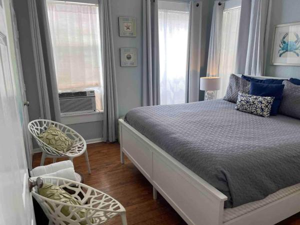 2423 Q5 Near The Pier - Rock & Roll, Galveston