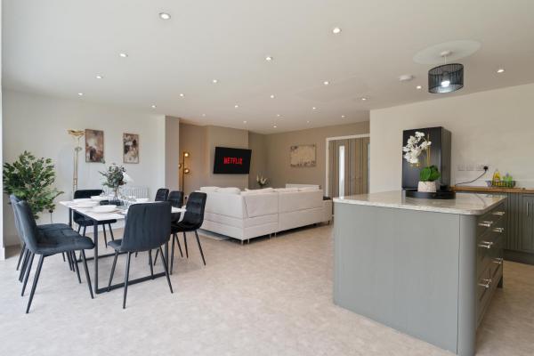 Luxury Marsh View Retreat With Parking - 4 Bed - Sleeps 10 - Isle of Sheppey
