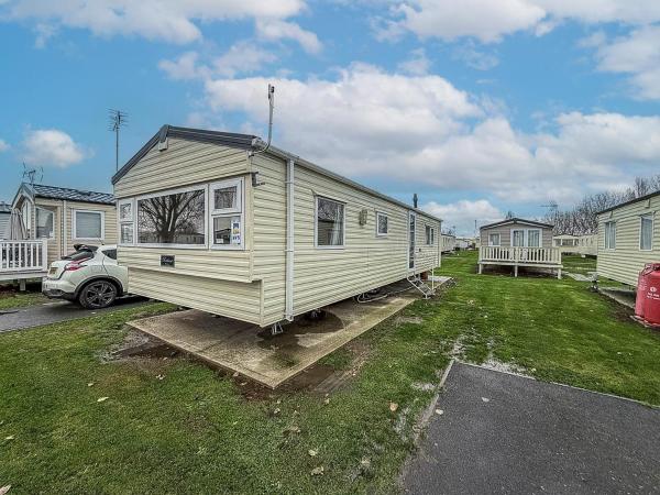 Lovely 6 Berth Caravan At Seawick Holiday Park, Essex Ref 27005mv - West Mersea