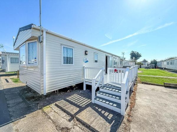 6 Berth Caravan For Hire In Essex, Seawick Holiday Park Ref 27016r - Mersea Island