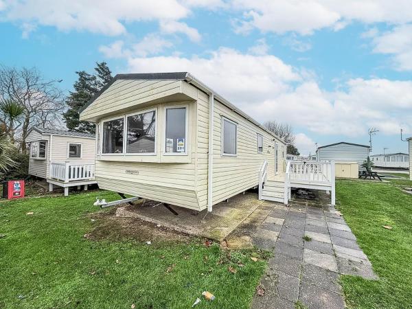 Caravan With Decking And Wi-fi At Seawick Holiday Park In Essex Ref 27231sw - Brightlingsea
