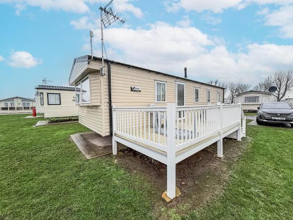 Lovely Caravan With Decking At Seawick Holiday Park In Essex Ref 27471sw - Brightlingsea
