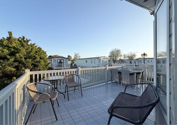 Stunning Caravan With Pond Views At Southview Holiday Park Ref 33026m - Skegness