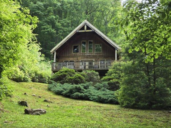 3br Chalet With Hot Tub & Trout Stream - North Carolina