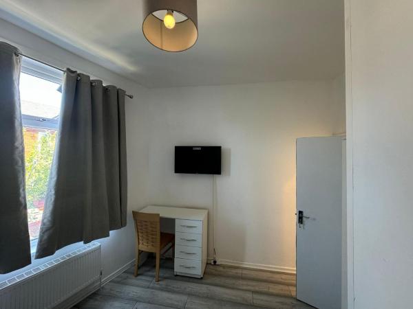 4-bed House - Ensuite Rooms - Sleeps 8 - Parking - Oldham