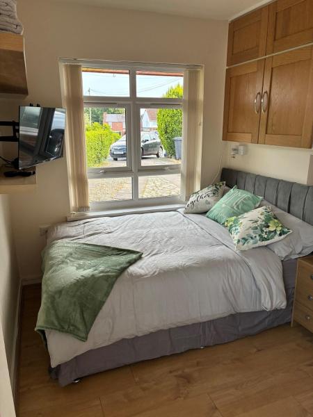 Garden Retreat Double Room With Ensuite Shower Free Parking Wifi Netflix - Wolverhampton