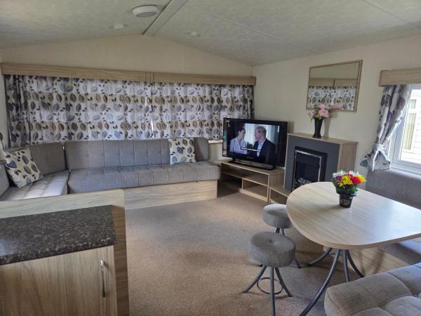 Awesome Static Caravan Holiday Home - Buckinghamshire