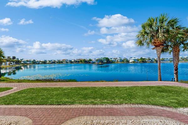 Gorgeous Coastal Home With Plenty Of Space Shared Pool And Easy Beach Access - Rosemary Beach, FL