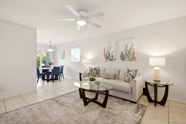 Spacious Duplex Dog Friendly & Full Kitchen - North Port, FL