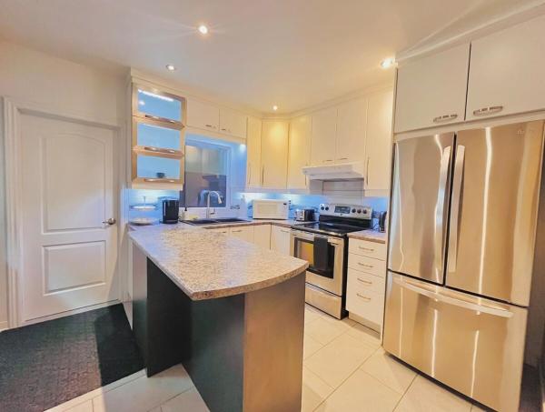 Stylish Apartment In Dt Montreal With 3 Bdrs And Parking - Laval, Canada